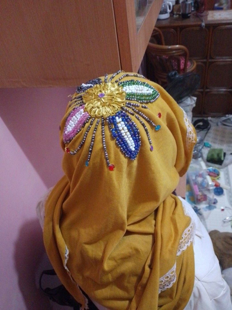 Hijab kunyit renda, Fesyen Wanita, Muslim Fashion, Syal di Carousell