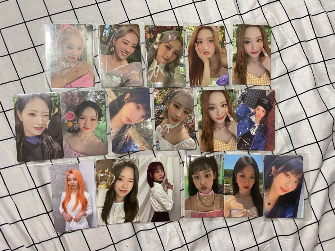 LOONA Random Photocards Pc, Hobbies & Toys, Memorabilia & Collectibles, K-Wave on Carousell