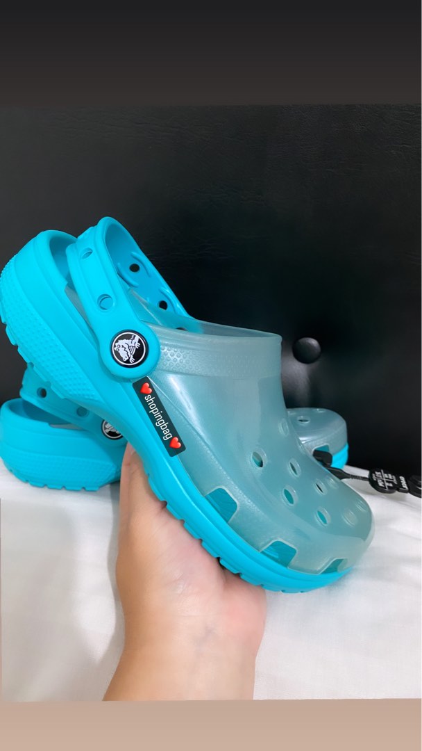 Crocs original classic, Fesyen Wanita, Sepatu di Carousell