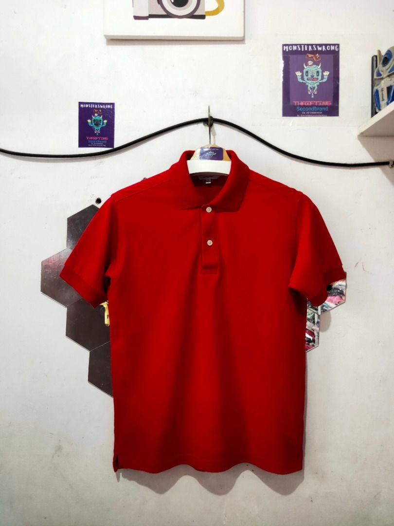 Kaos Polo Uniqlo Merah Polos, Fesyen Pria, Pakaian , Atasan di Carousell