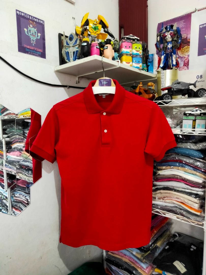 Kaos Polo Uniqlo Merah Polos, Fesyen Pria, Pakaian , Atasan di Carousell