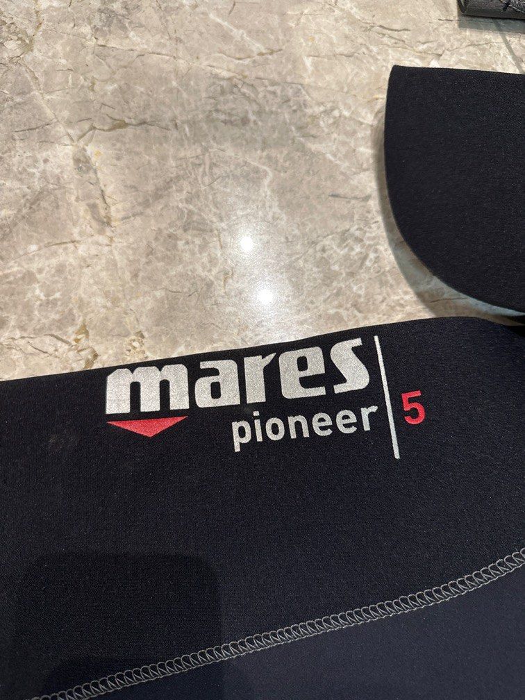 Mares pioneer 5 size 4 wet suit with hood, Sports Equipment, Sports ...