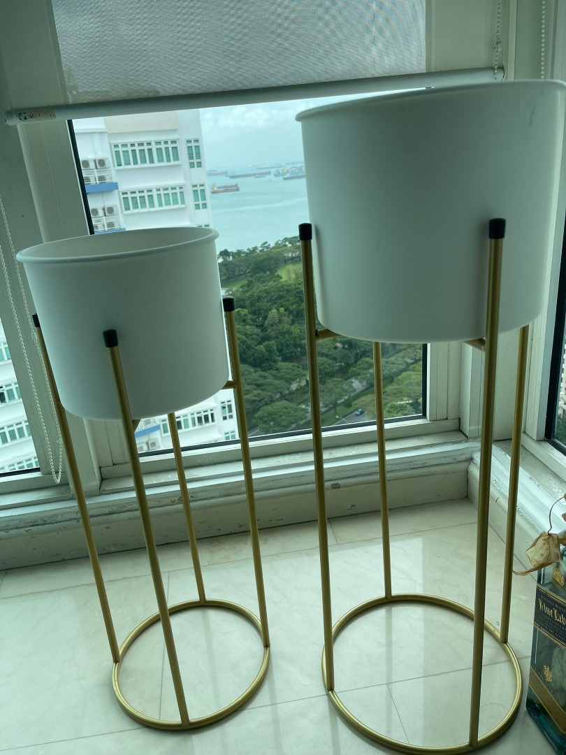 Set of two Elevated Planter Pots, Furniture & Home Living, Home Decor ...