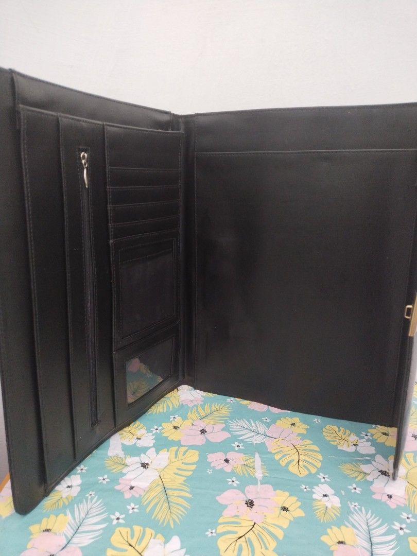 Tas Map dokumen kulit, Luxury, Bags & Wallets on Carousell