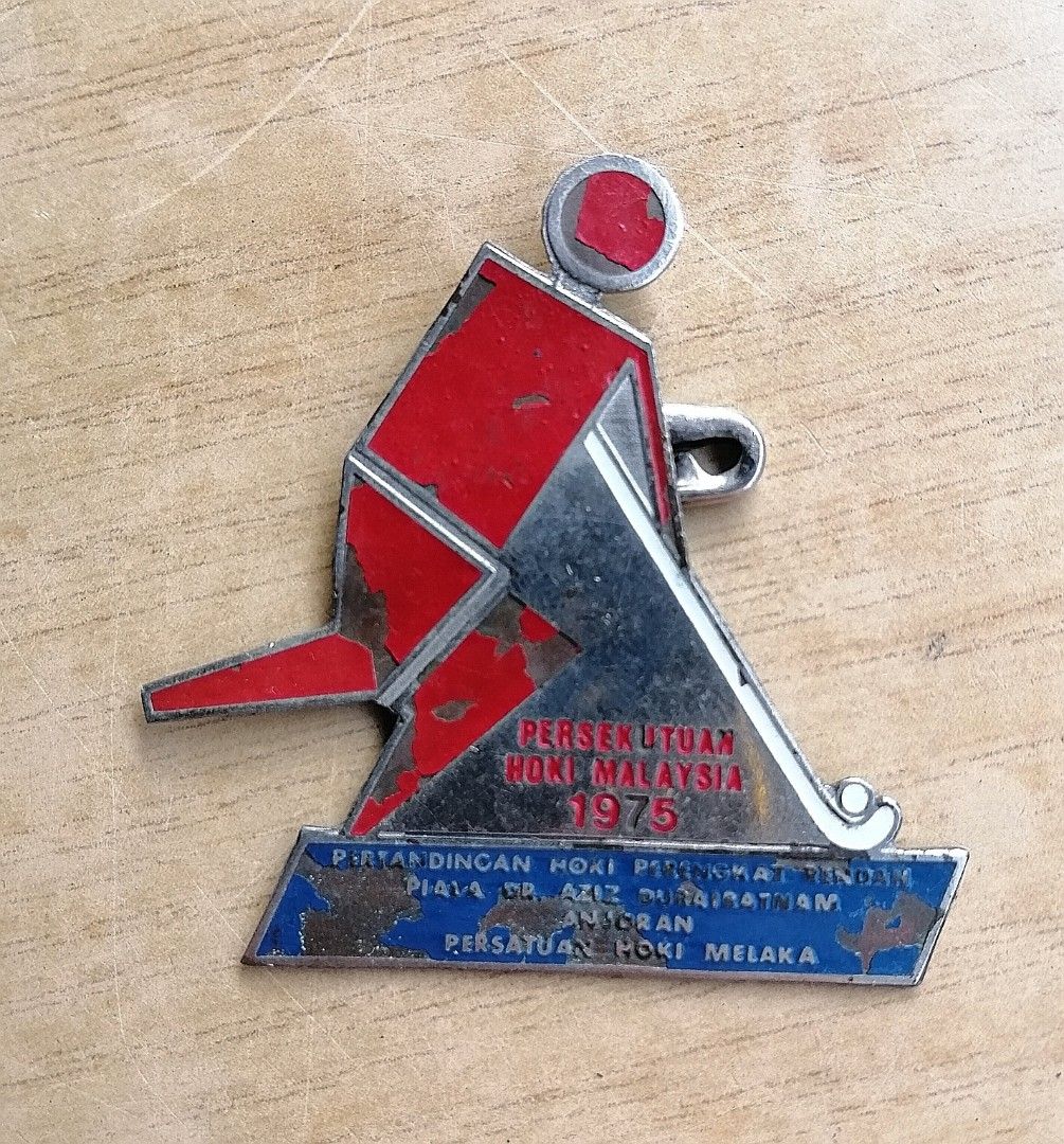 LENCANA BESI VINTAGE PERSEKUTUAN HOKI MALAYSIA 1975, Hobbies & Toys ...