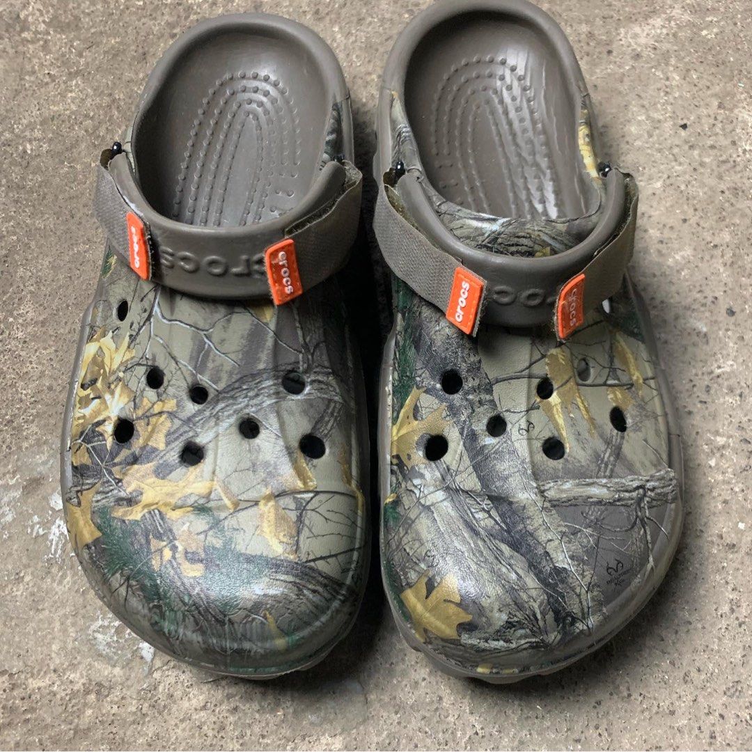 Realtree x Crocs size 10, Men's Fashion, Footwear, Slippers & Slides on Carousell