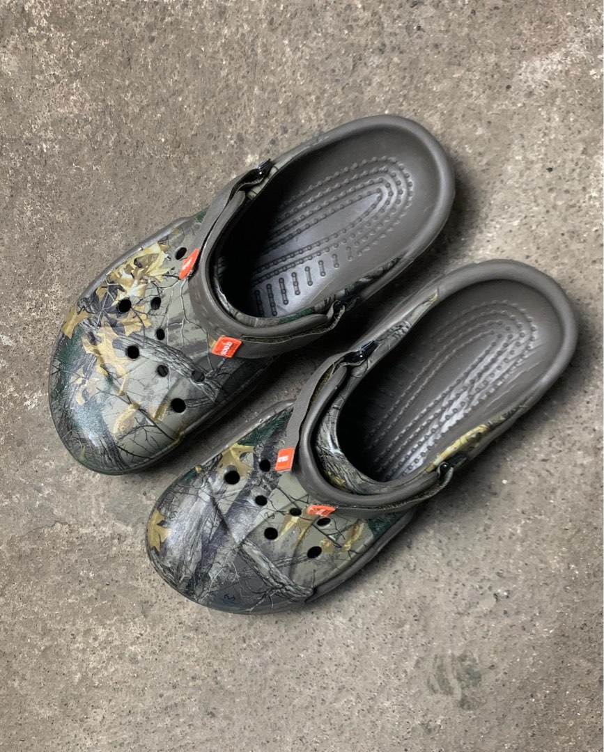Realtree x Crocs size 10, Men's Fashion, Footwear, Slippers & Slides on Carousell