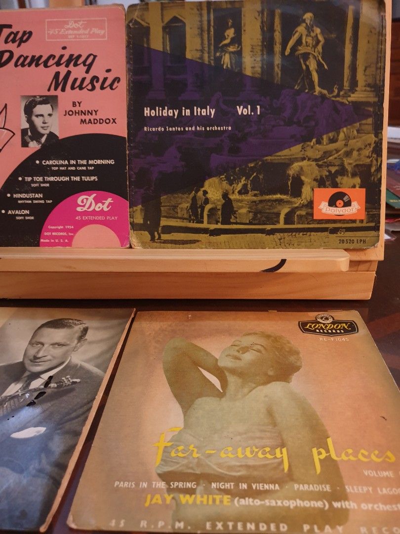 Set of 4 Vintage EPs Piring Hitam 45 RPM, Hobbies & Toys, Music & Media ...