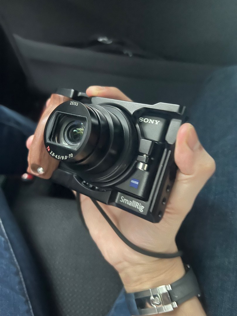 Sony RX100 VII (free case and SD card!), Photography, Cameras on Carousell