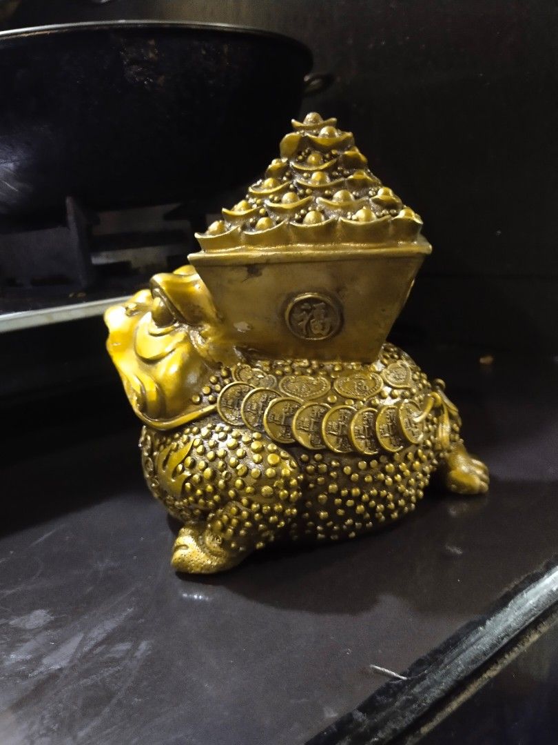 Brass lucky money catcher toad statue, Hobbies & Toys, Memorabilia ...