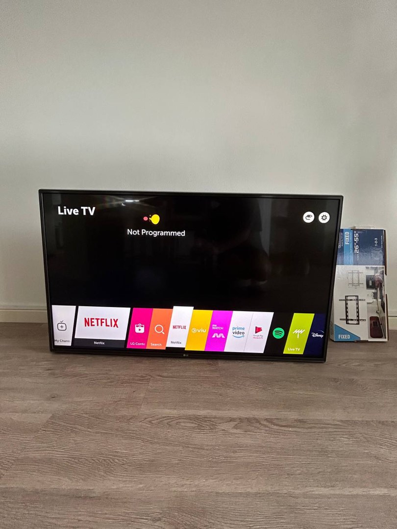 LG 43LH600T Smart TV with free wall mount, TV & Home Appliances, TV ...