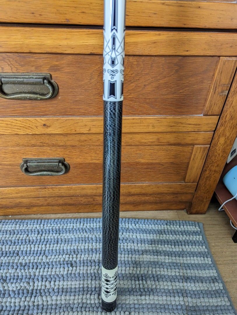 Robson cue, Hobbies & Toys, Toys & Games on Carousell