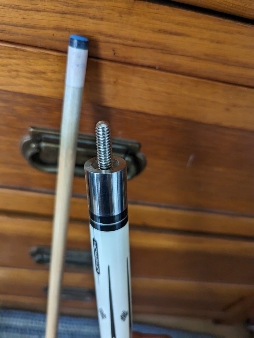 Robson cue, Hobbies & Toys, Toys & Games on Carousell