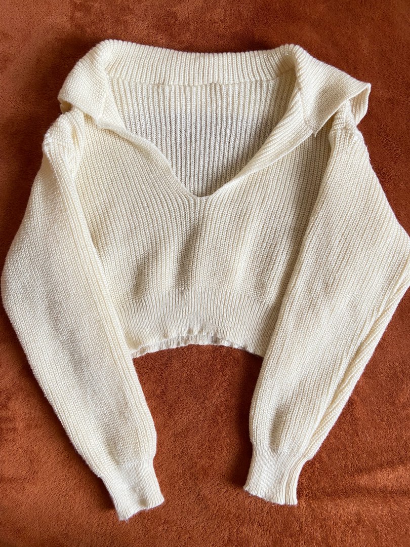 Cream V-line Crop Top, Women's Fashion, Tops, Blouses on Carousell