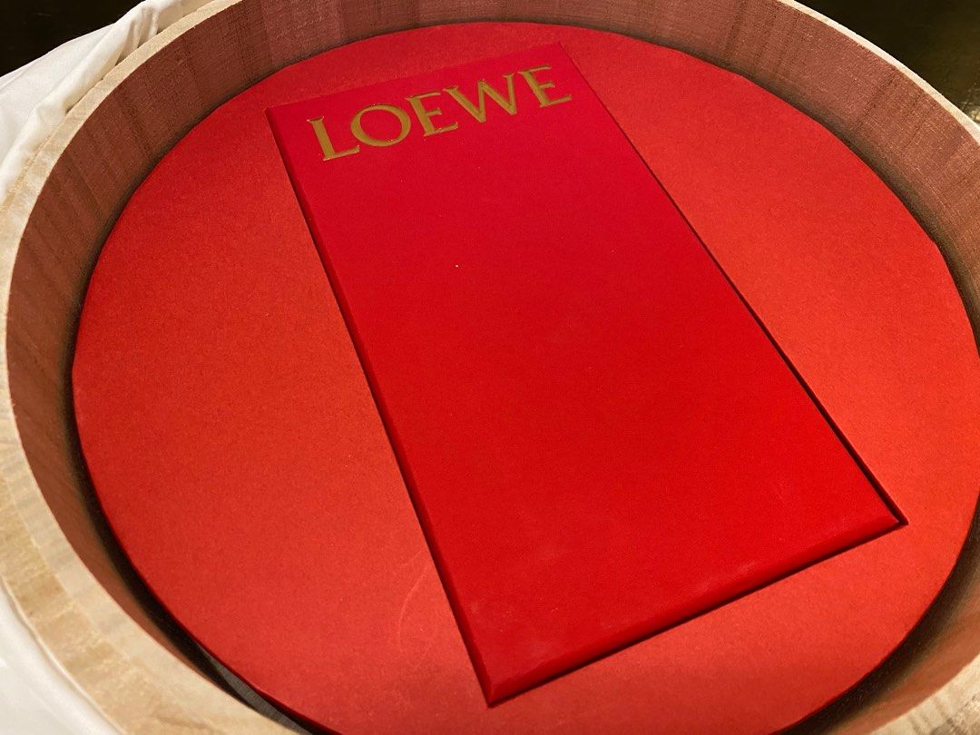 Loewe CNY gift set, 名牌, 飾物及配件 - Carousell
