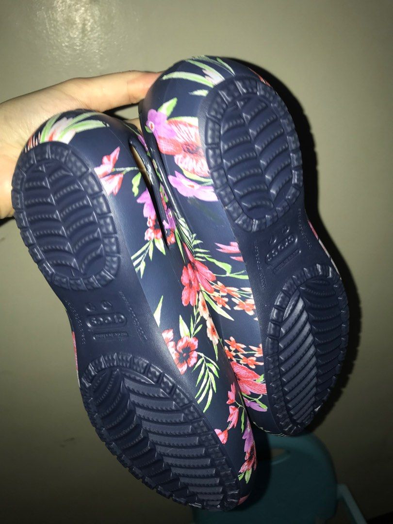 Orig.crocs, Women's Fashion, Footwear, Flats & Sandals on Carousell