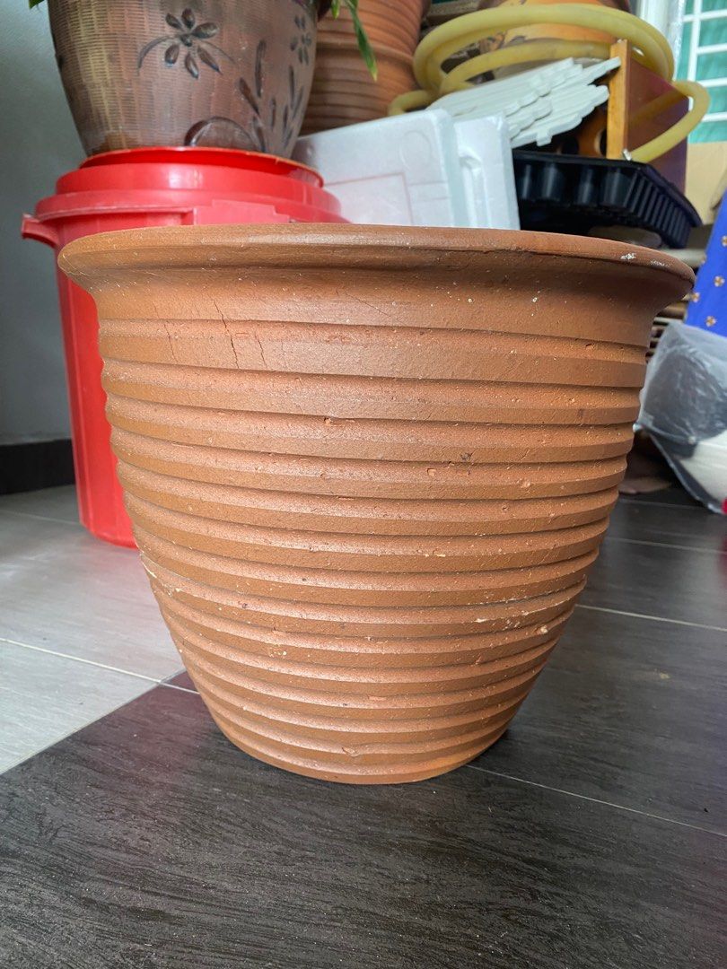 Pasu bunga tanah liat, Furniture & Home Living, Outdoor Furniture on ...