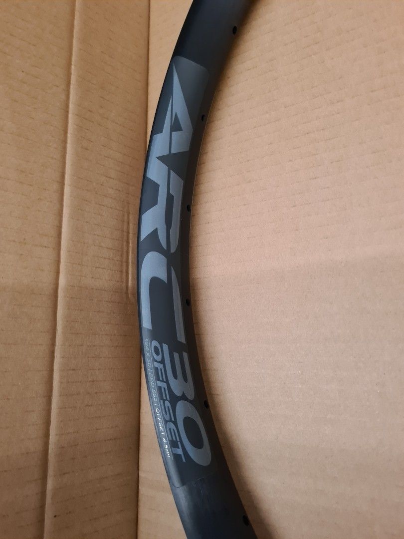 Race Face ARC 30 Offset Rim, Sports Equipment, Bicycles & Parts ...