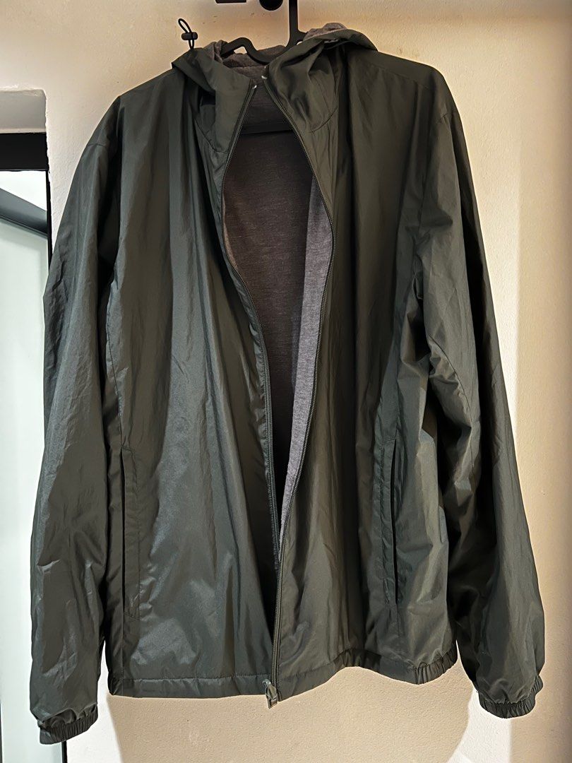 UNIQLO Dark Green Reversible Windbreaker with Hood, Men's Fashion ...