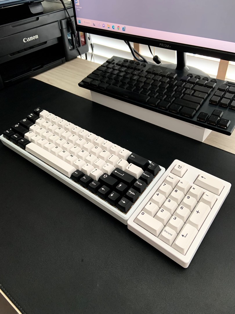 65% custom mechanical keyboard - Full aluminium body (BOW keycaps ...