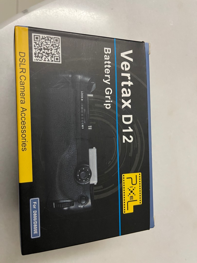 Battery grip for D800, Photography, Cameras on Carousell