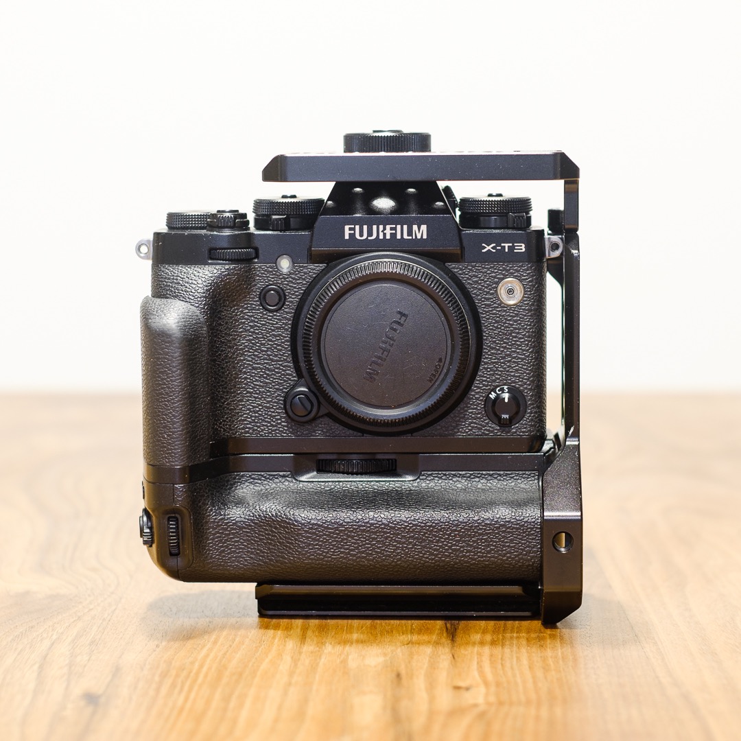 Fujifilm X-T3 body with VG-XT3 battery grip and SmallRig Cage (Fuji), 攝影器材, 相機 - Carousell