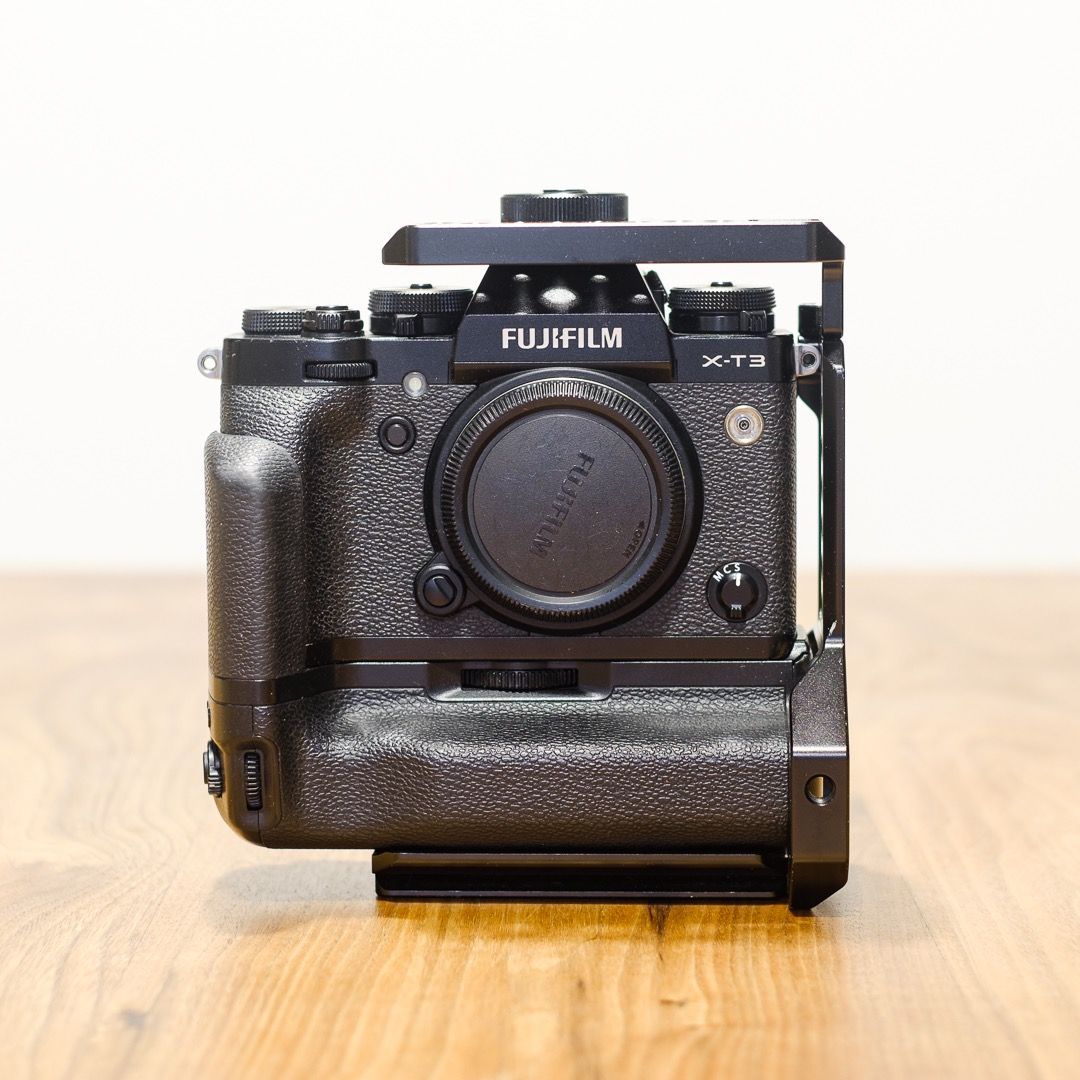 Fujifilm X-T3 body with VG-XT3 battery grip and SmallRig Cage (Fuji), 攝影器材, 相機 - Carousell