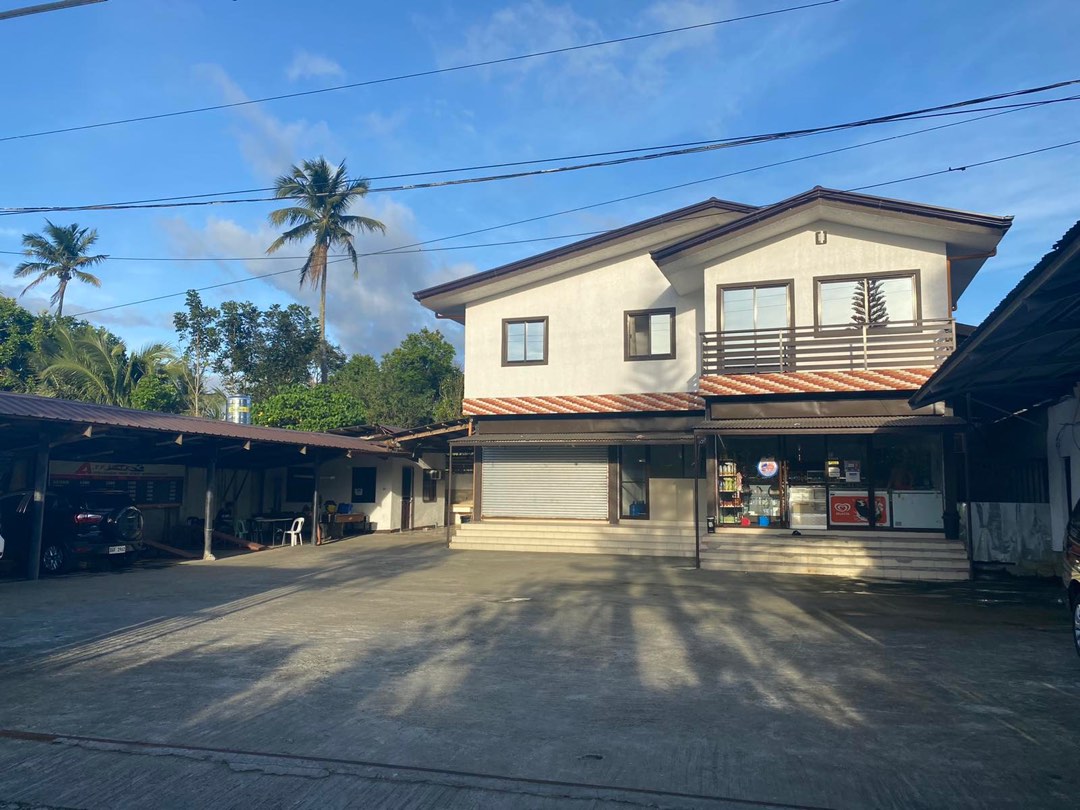 1028 sqm House and lot near in tagaytay city with space commercials and ...