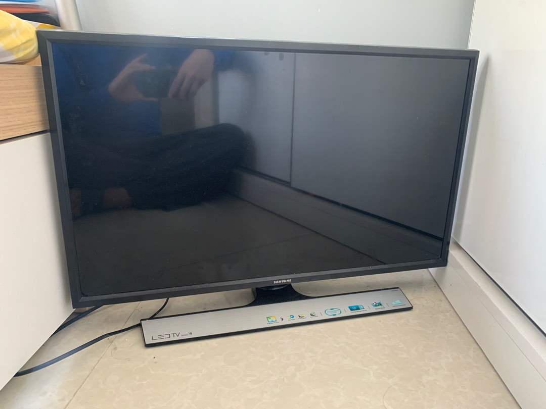 Samsung TV 28" HD Flat TV J4100 Series 4, 電腦＆科技, 電腦周邊及配件, 電子屏幕 - Carousell