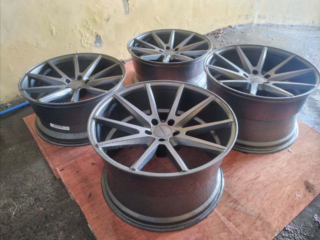 Selling my barely used 4pcs 20 inch Vossen original rims 32k lang rush ...