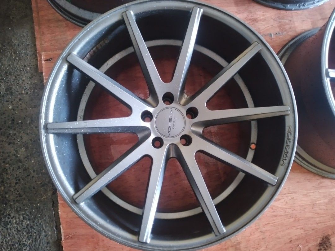 Selling my barely used 4pcs 20 inch Vossen original rims 32k lang rush ...