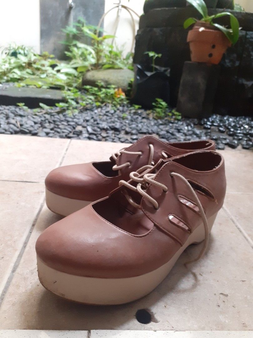 Sepatu platform besar warna cokelat (Adorable Projects), Fesyen Wanita ...