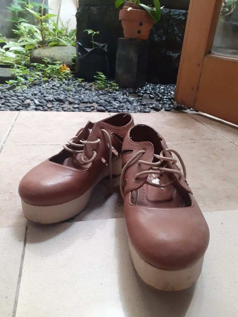 Sepatu platform besar warna cokelat (Adorable Projects), Fesyen Wanita ...