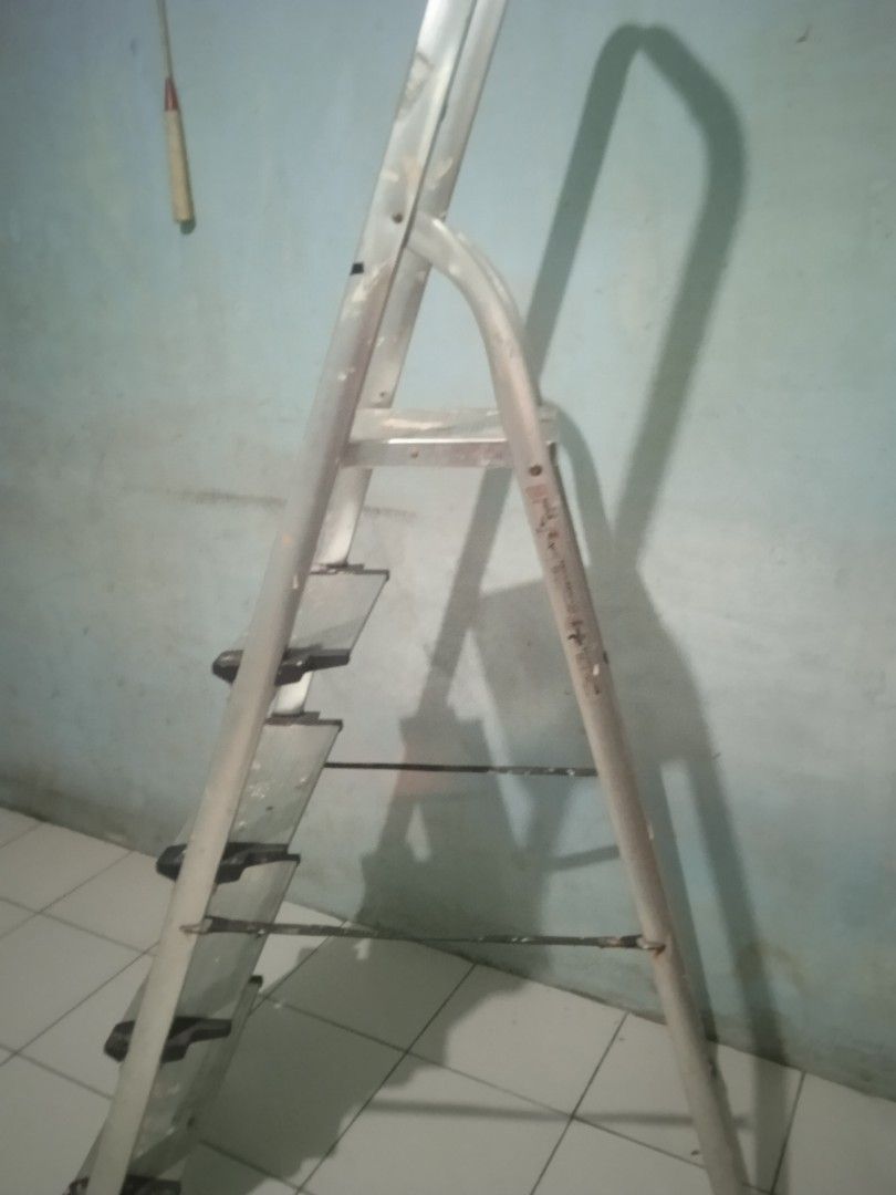 Tangga Aluminium Krisbow 5 Undakan, Perabotan Rumah di Carousell