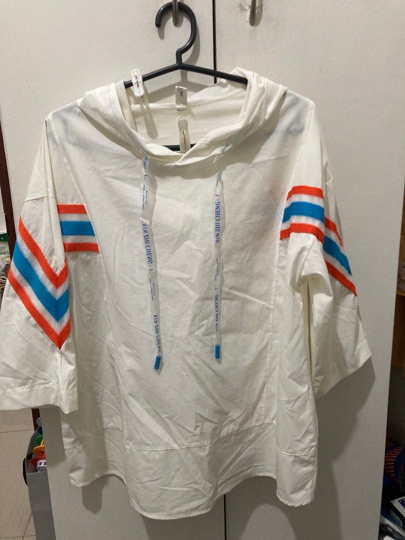 White hoody top, Women's Fashion, Activewear on Carousell