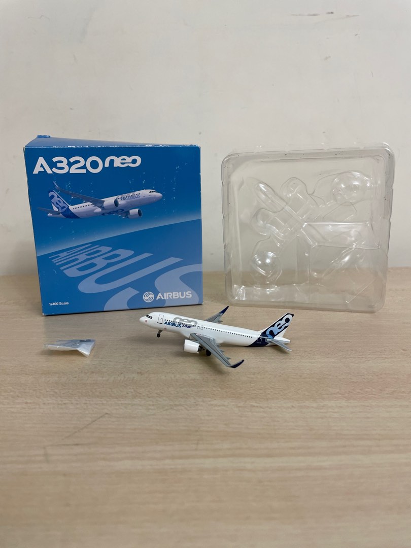 A320 airplane model, 興趣及遊戲, 收藏品及紀念品, 古董收藏 - Carousell