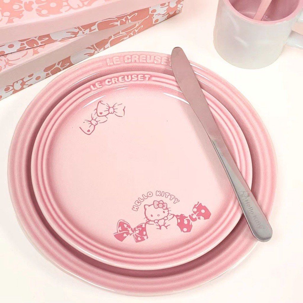LE CREUSET x Sanrio Hello Kitty Ceramic Plate (SET), Furniture & Home ...