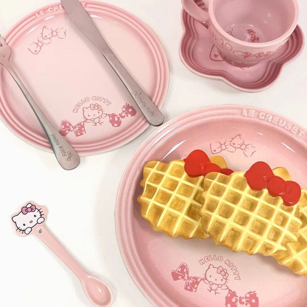 LE CREUSET x Sanrio Hello Kitty Ceramic Plate (SET), Furniture & Home ...