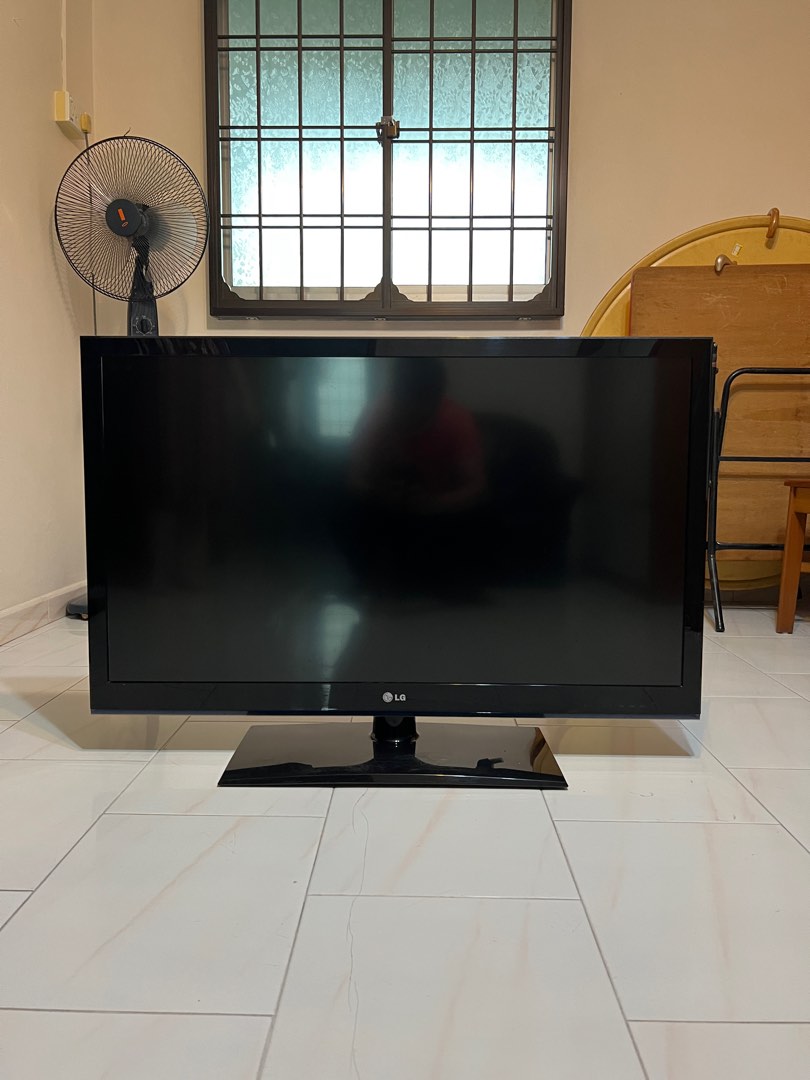 LG 42 Inch TV, TV & Home Appliances, TV & Entertainment, TV on Carousell