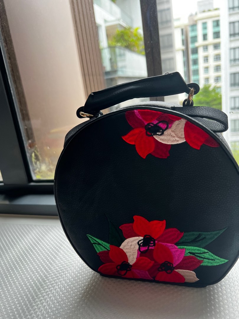 Round bag, Women's Fashion, Bags & Wallets, Shoulder Bags on Carousell