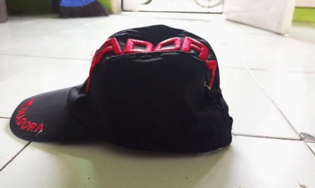 Topi warna hitam, Fesyen Pria, Aksesoris, Topi di Carousell