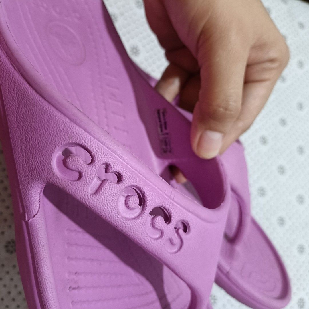 Crocs M5 W7, Women's Fashion, Footwear, Slippers and slides on Carousell