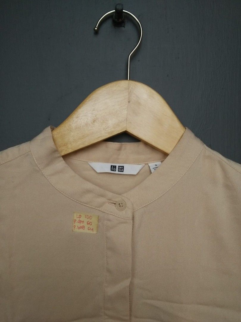 Uniqlo Kemeja Beige, Fesyen Wanita, Pakaian Wanita, Atasan di Carousell