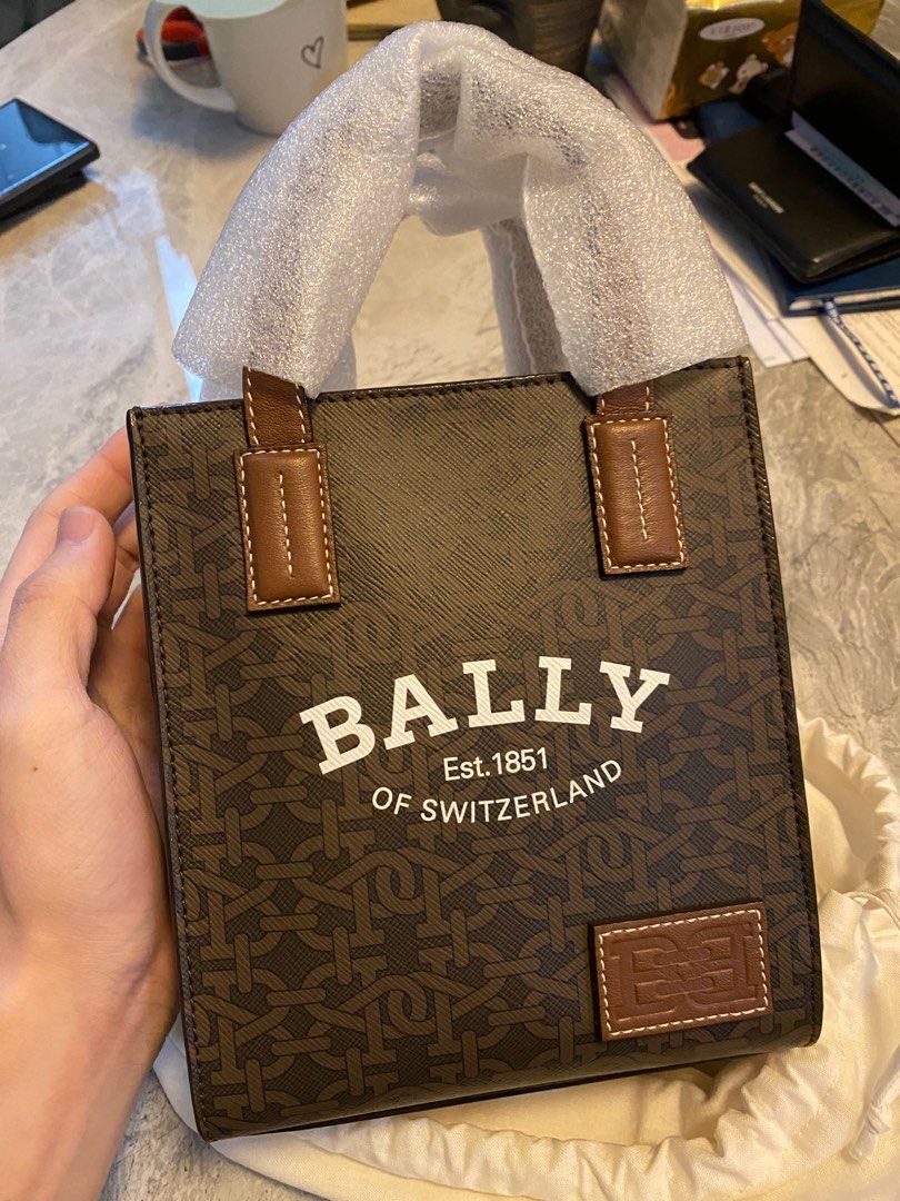 (未開封)(全新) Bally Crystalia B-monogram Print Shoulder Bag, 女裝, 手袋及銀包, 單肩包 - Carousell