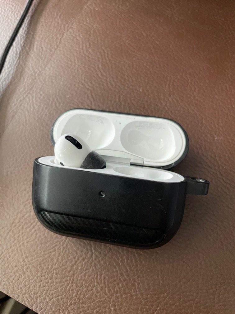AirPods Pro Gen 1 (right side has static noise), Audio, Earphones on ...