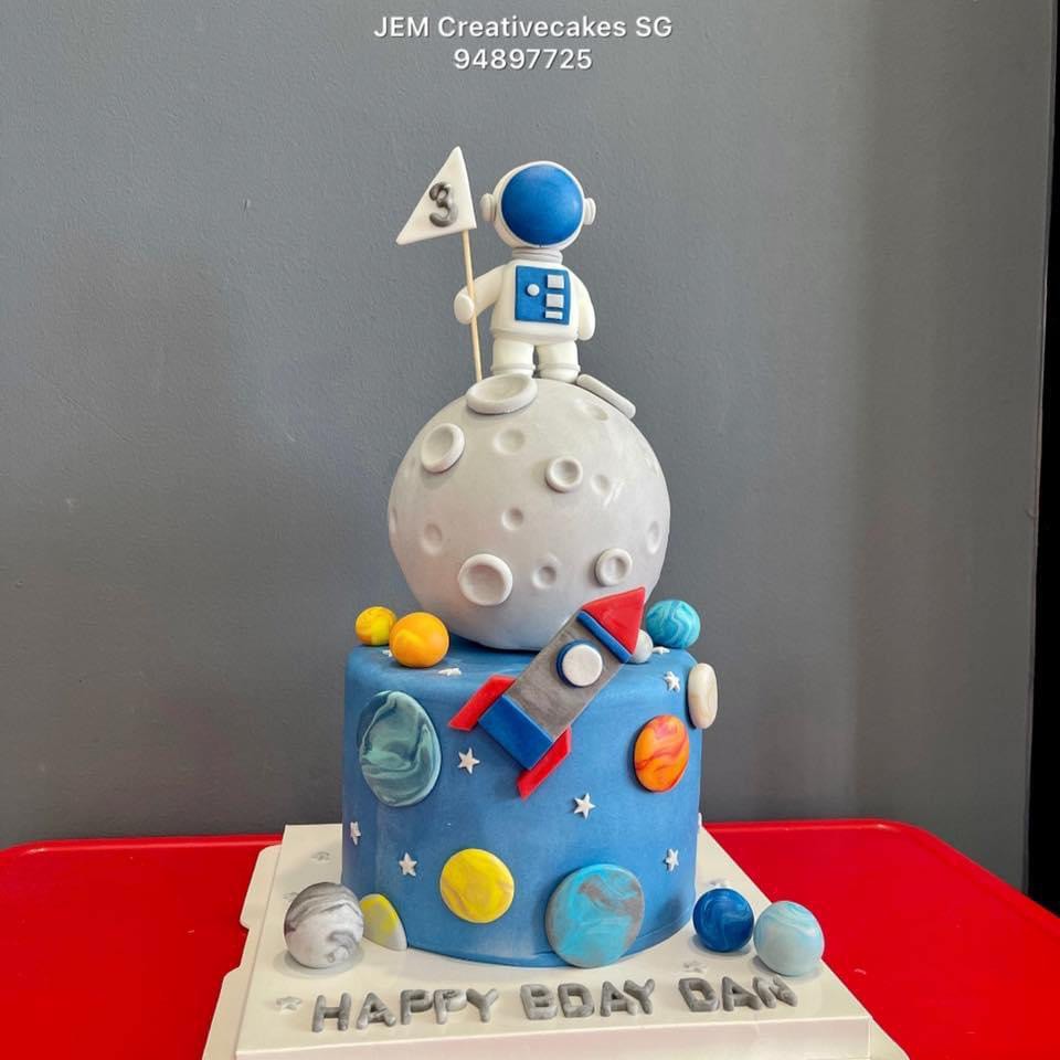 Astronuat cake, Food & Drinks, Homemade Bakes on Carousell
