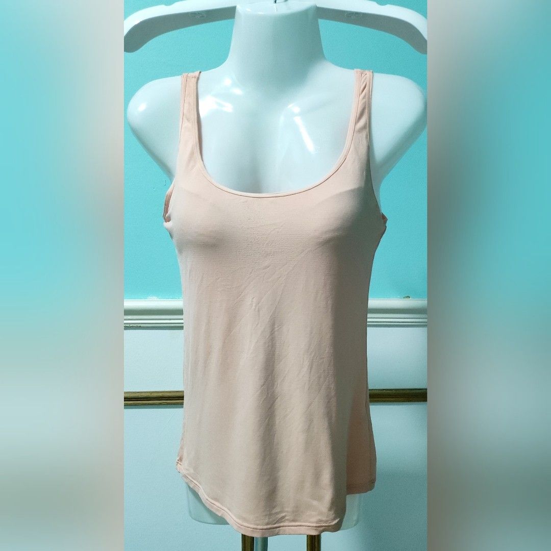 (m) Uniqlo paded singlet, Women's Fashion, Tops, Sleeveless on Carousell