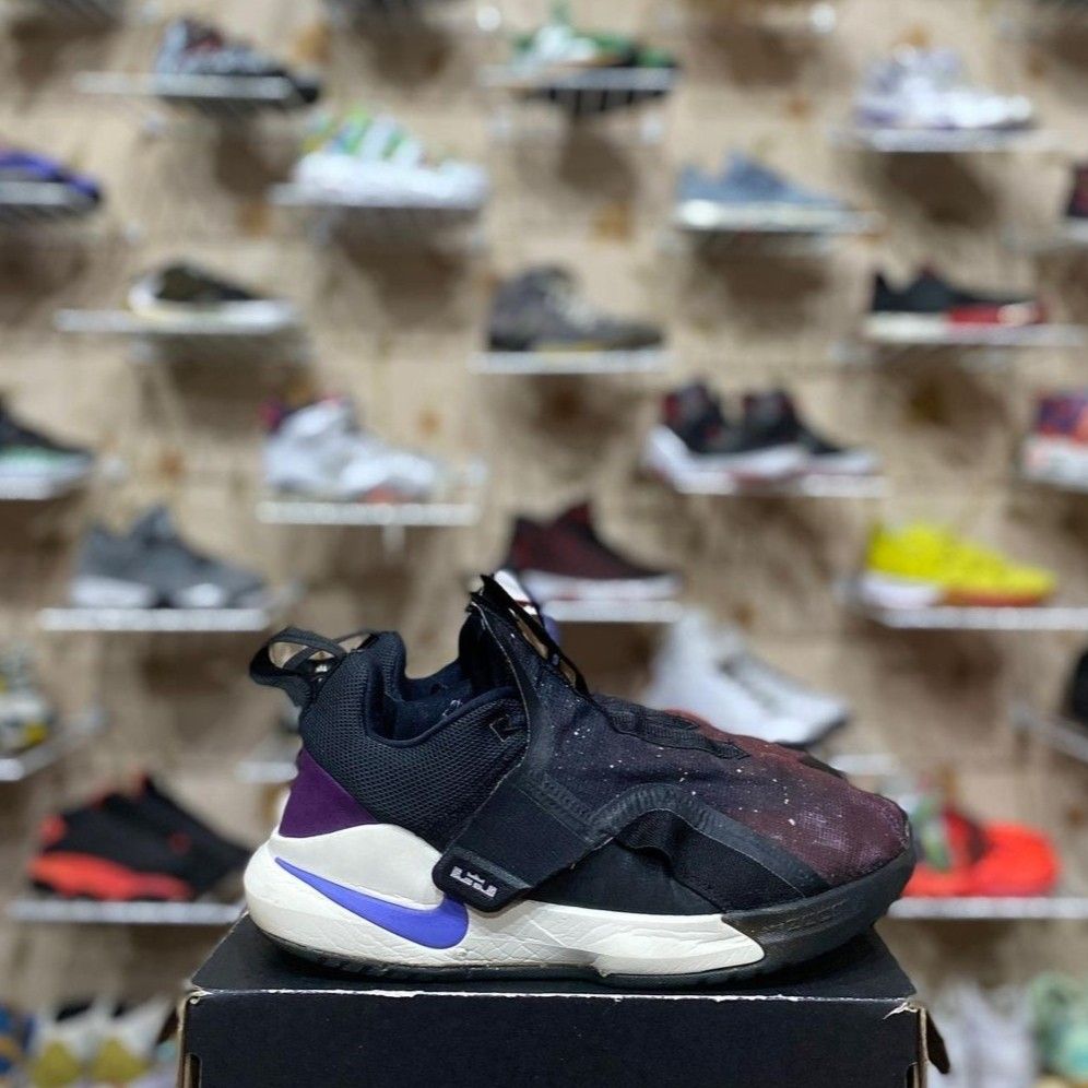 Nike Lebron James XI, Fesyen Pria, Sepatu , Sneakers di Carousell