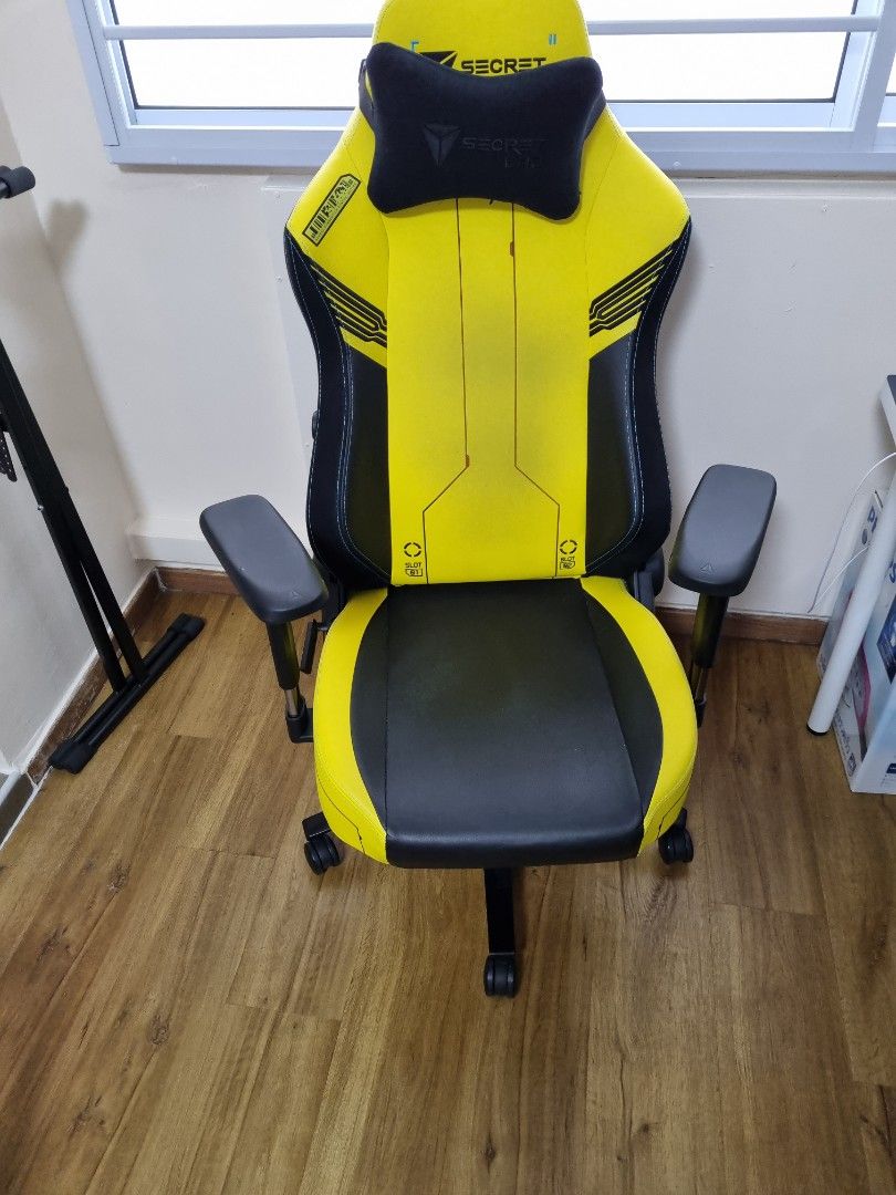 Secretlab Cyberpunk 2077 chair - Titan 2020, Furniture & Home Living ...