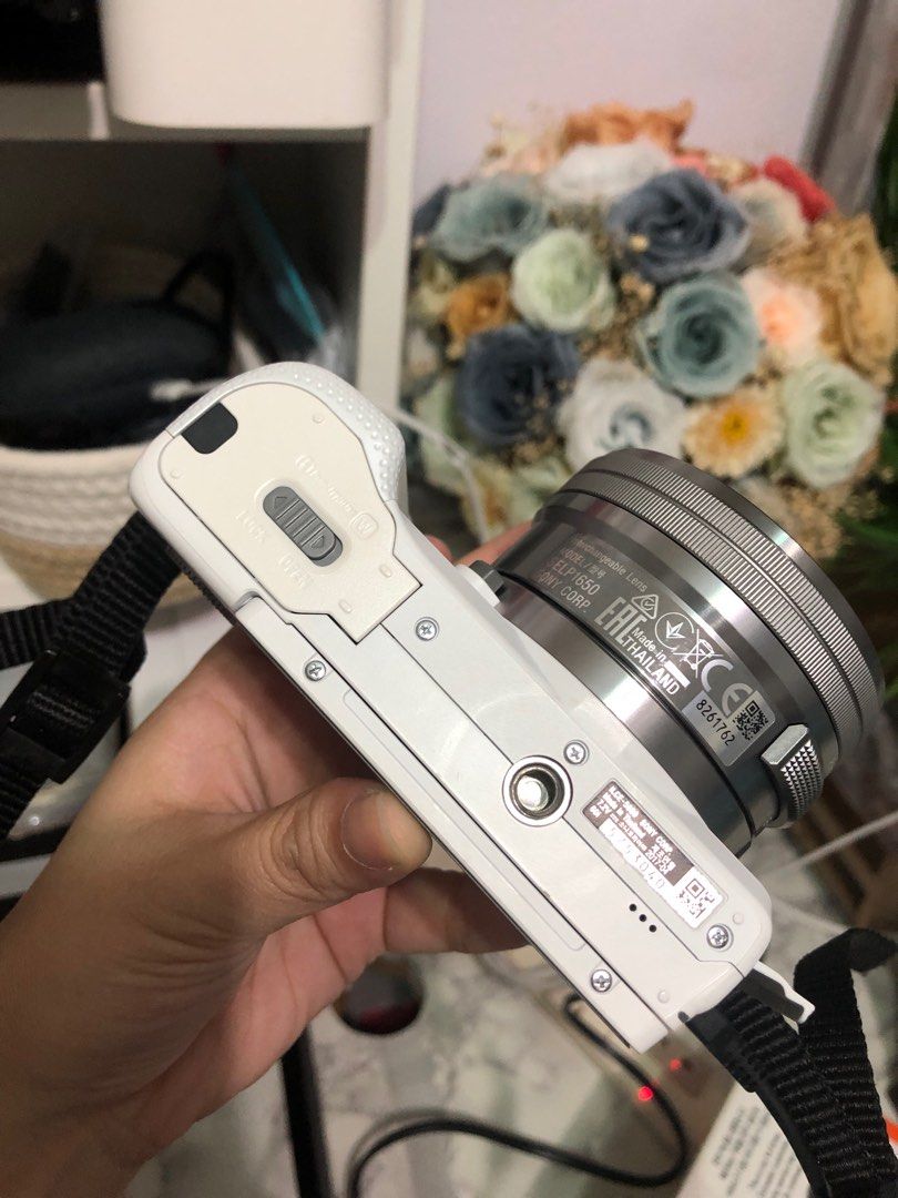 Sony A5000 - white, Photography, Cameras on Carousell